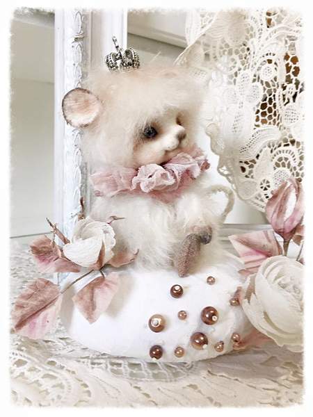 Queen mouse by Sadovskaya Tatiana - Bear Pile