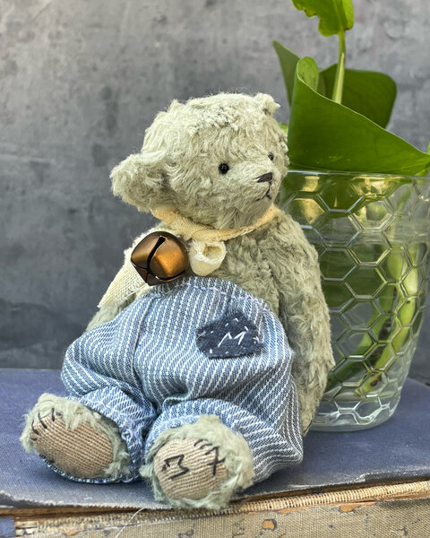 Päivän arkuus by Marina Pantovich - Bear Pile