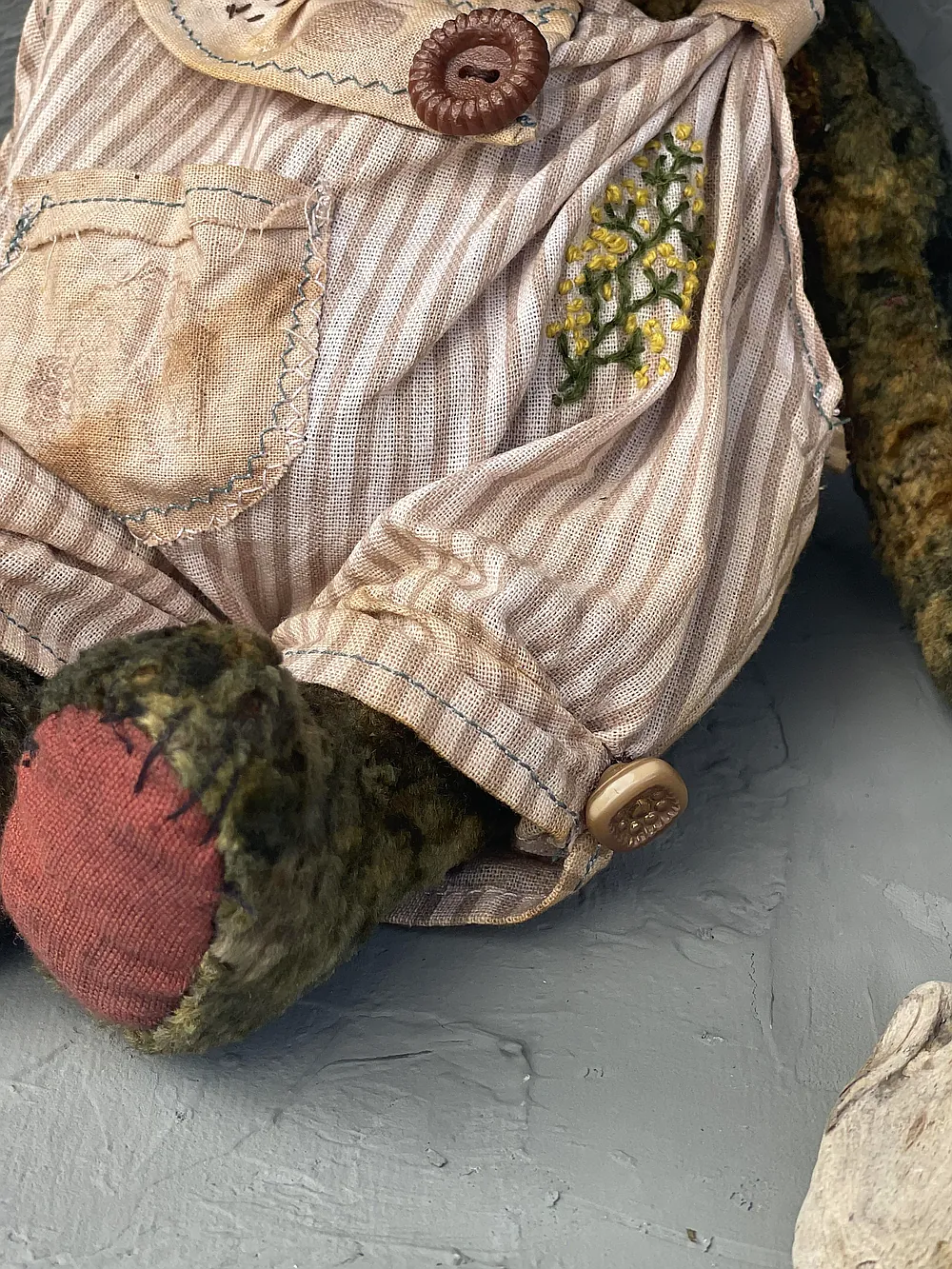 Knapp tre by Marina Pantovich - Bear Pile