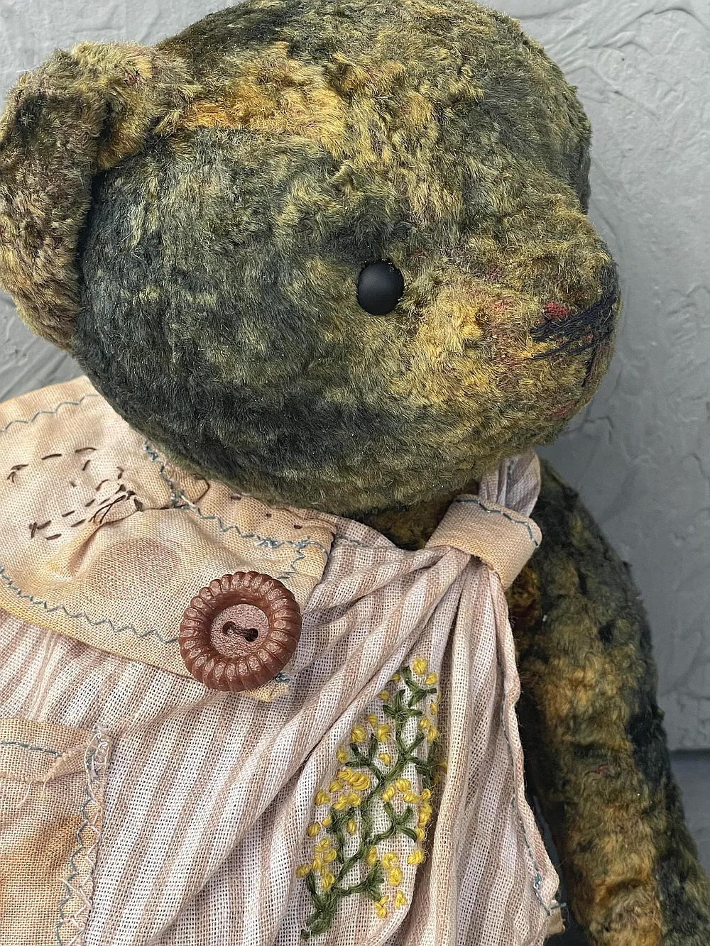 Knapp tre by Marina Pantovich - Bear Pile