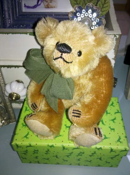 HORACE PILLING Forget me not bear by Liz Wiltshire - Bear Pile