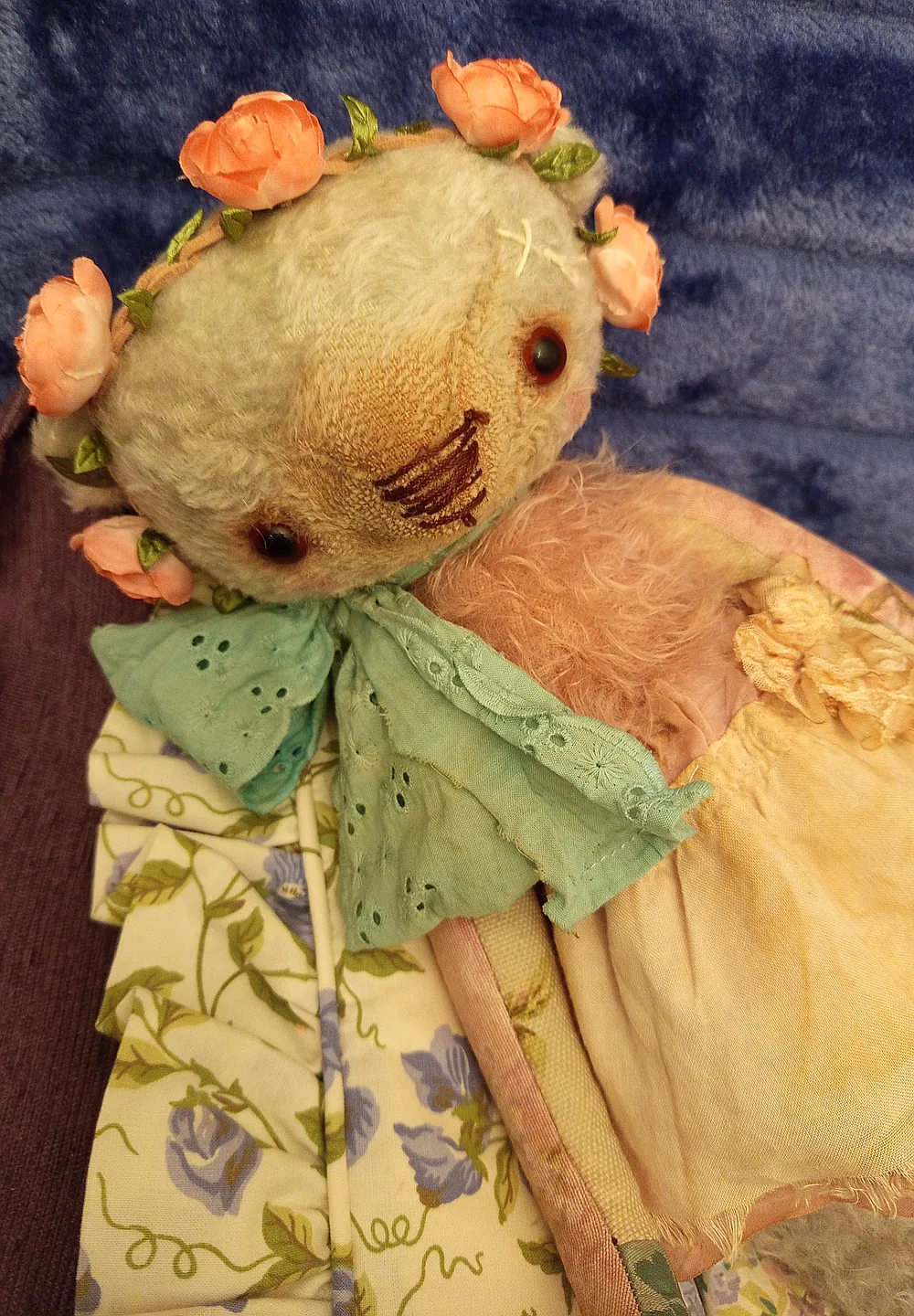 DROOPY Samt and Roses Bear by Ika Wagner-Heinze - Bear Pile