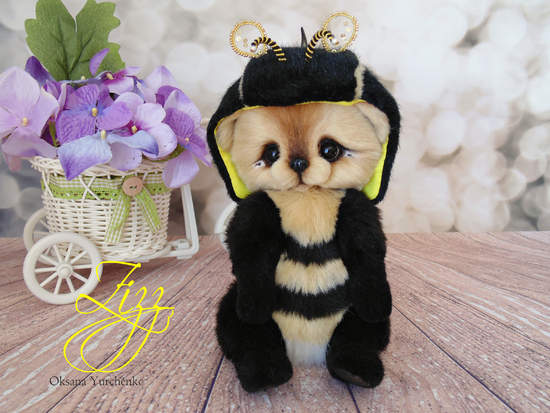 Zizz, Musical Teddy - Bee by Oksana Yurchenko - Bear Pile