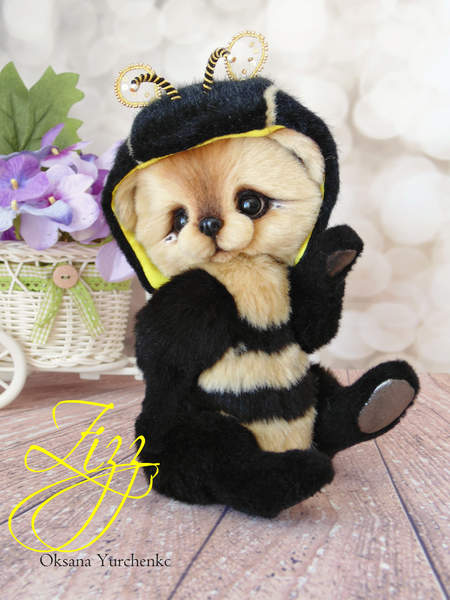 Zizz, Musical Teddy - Bee by Oksana Yurchenko - Bear Pile