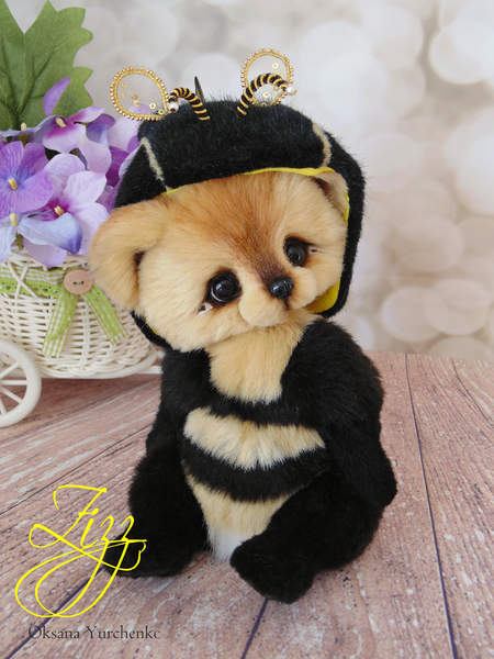 Zizz, Musical Teddy - Bee by Oksana Yurchenko - Bear Pile