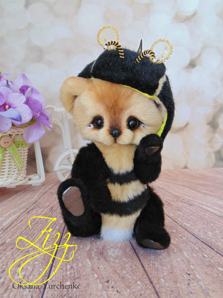 Zizz, Musical Teddy - Bee by Oksana Yurchenko - Bear Pile