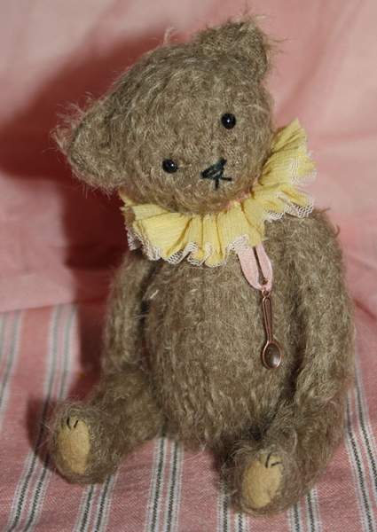 BERNI - THE LITTLE POCKET TEDDY BEAR by teddycom.club - Bear Pile