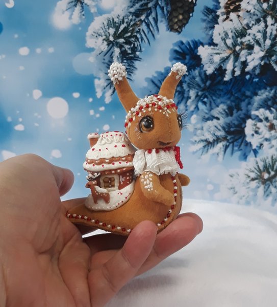 Ginger, the gingerbread snail by Alina Biliakova - Bear Pile