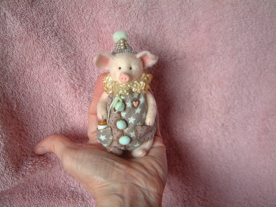 Wilbur Pig by Marigu/Maria Guyda - Bear Pile