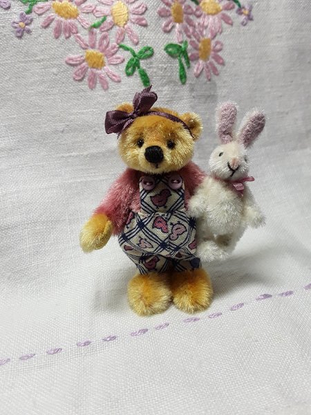 Aggie by Sally Lambert - Bear Pile