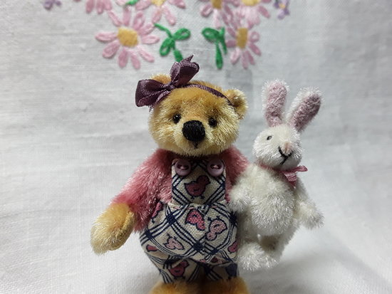 Aggie by Sally Lambert - Bear Pile